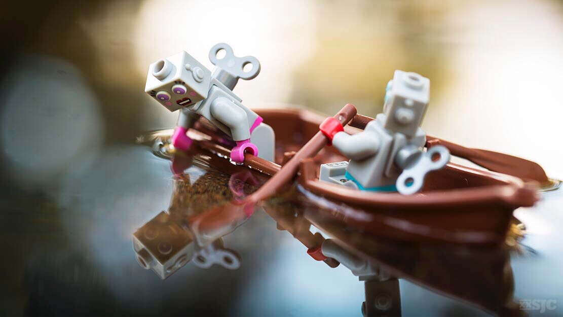 lego-robots-rowing-reflection-xxsjc - Toy Photographers