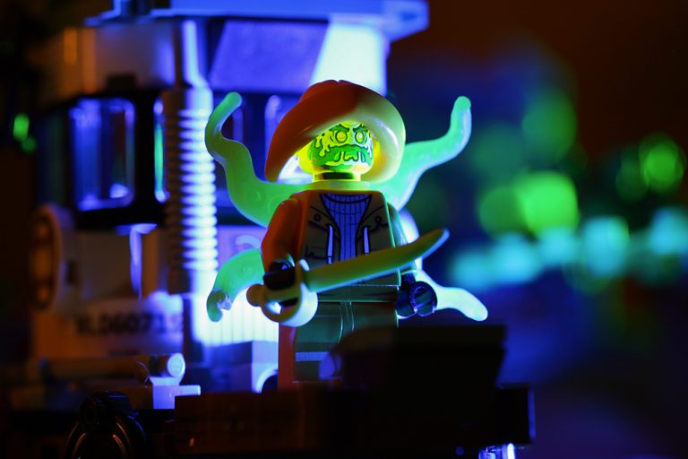 LEGO Hidden Side minifigure Ghost Captain Jones - Toy Photographers