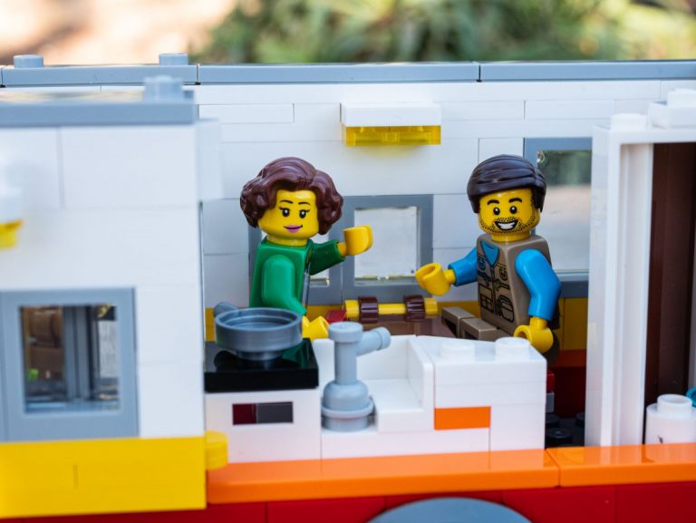 Caravanaway: 3-in-1 LEGO Caravan Family Holiday Review