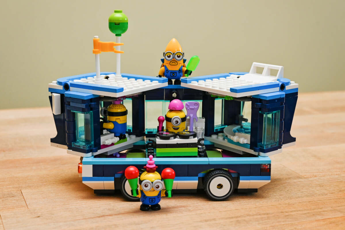 LEGO-Minions-party-bus-01 - Toy Photographers