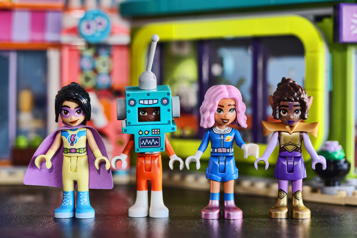 LEGO Friends Comic Book and Games Store Set (42674) review - Toy ...